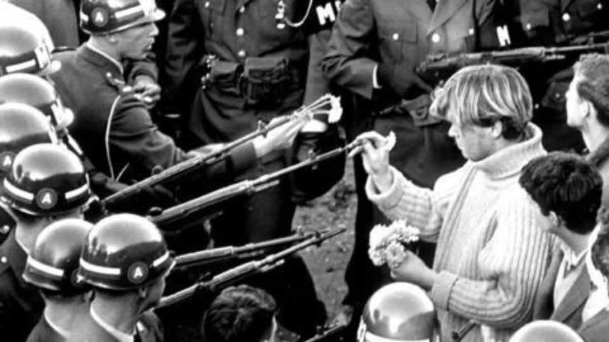 Revolução dos Cravos - O que foi, história, causas e as consequências
