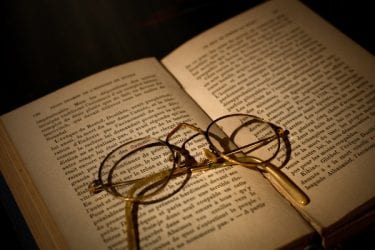 Prosa - O que é, características, tipos e diferenças com a poesia